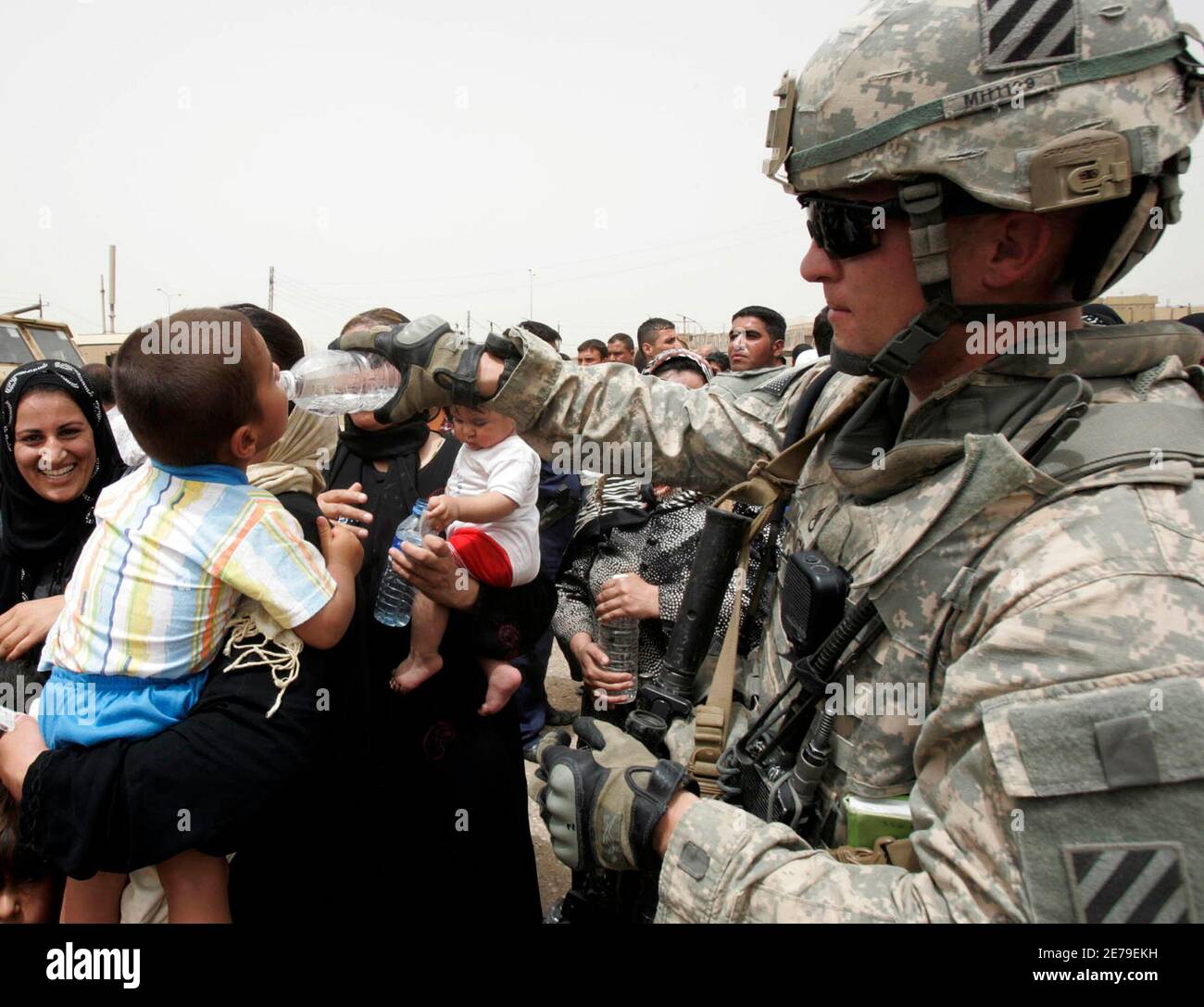 Relief goods action hi-res stock photography and images - Alamy