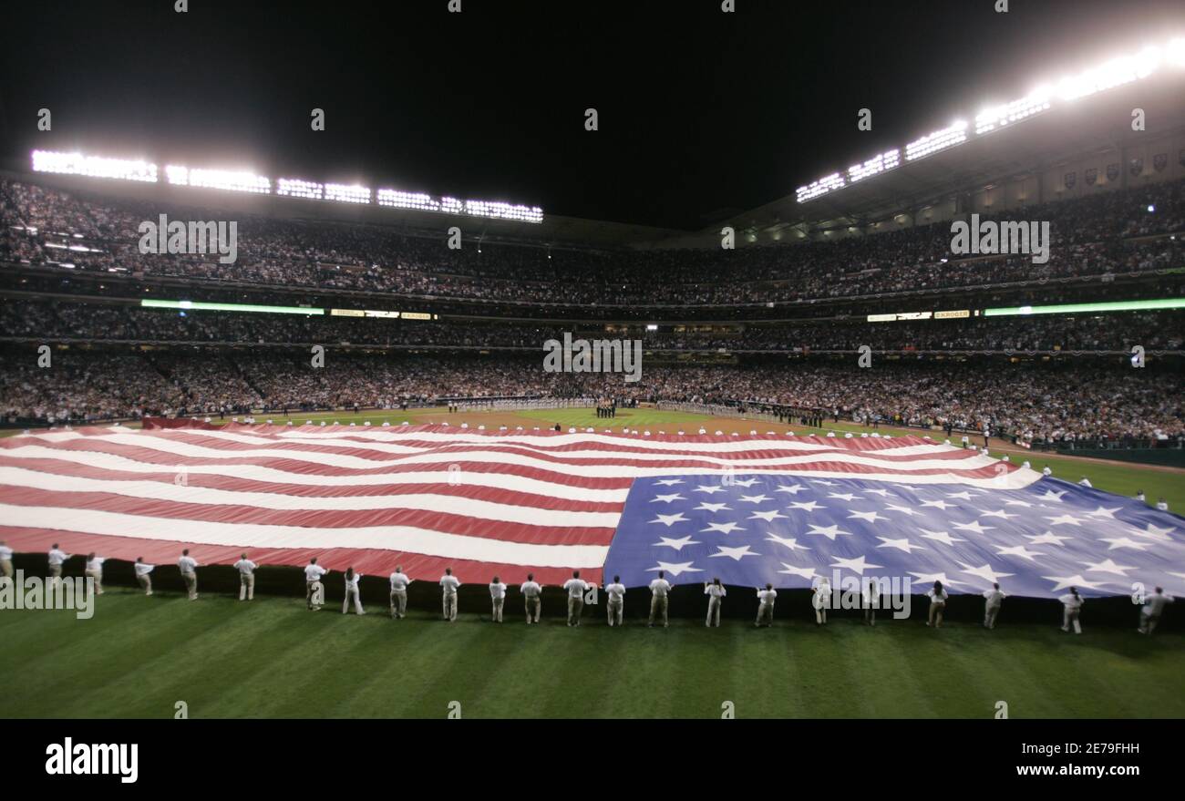 Retractable roof stadiums hi-res stock photography and images - Alamy