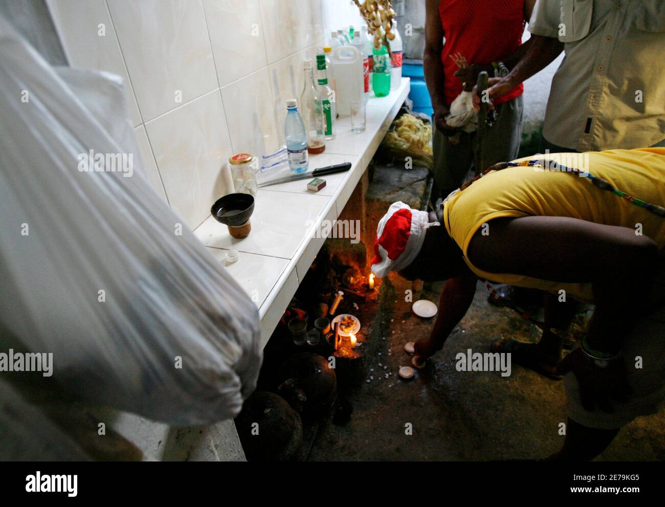 Babalawo hi-res stock photography and images - Alamy