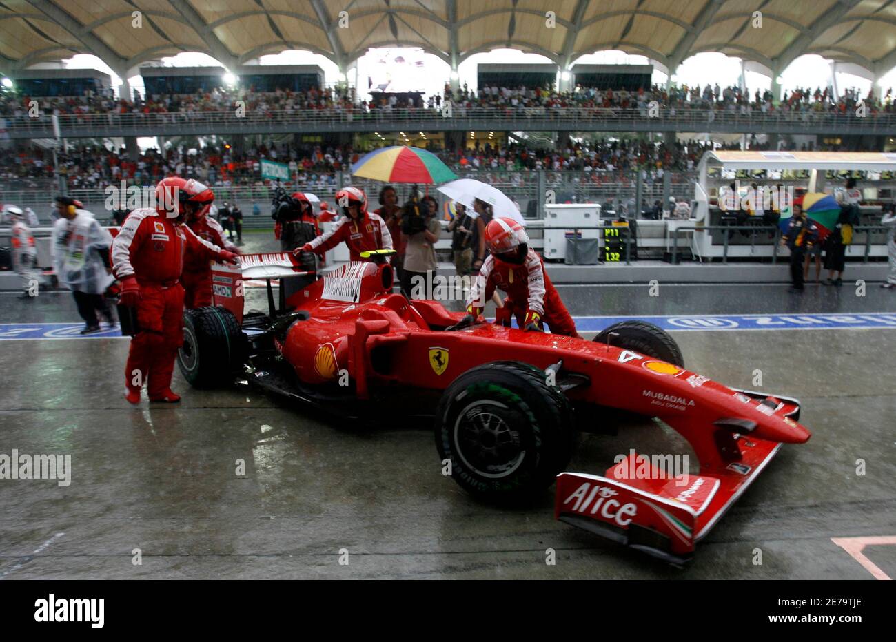 Ferrari f1 pit crew 2009 hi-res stock photography and images - Alamy