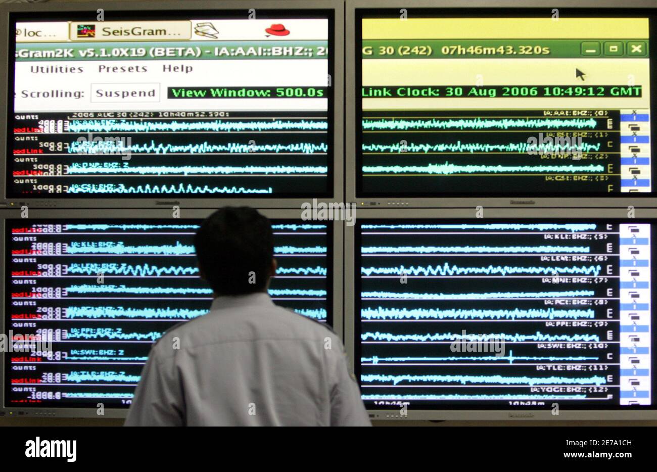 Scientist computer earthquake hi-res stock photography and images - Alamy