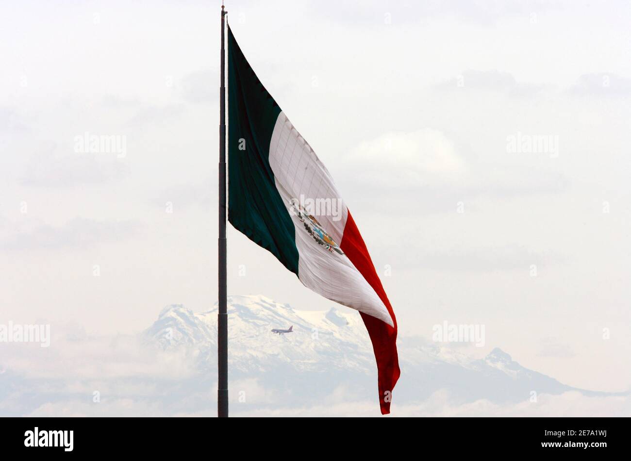 Giant mexican flag hi-res stock photography and images - Alamy