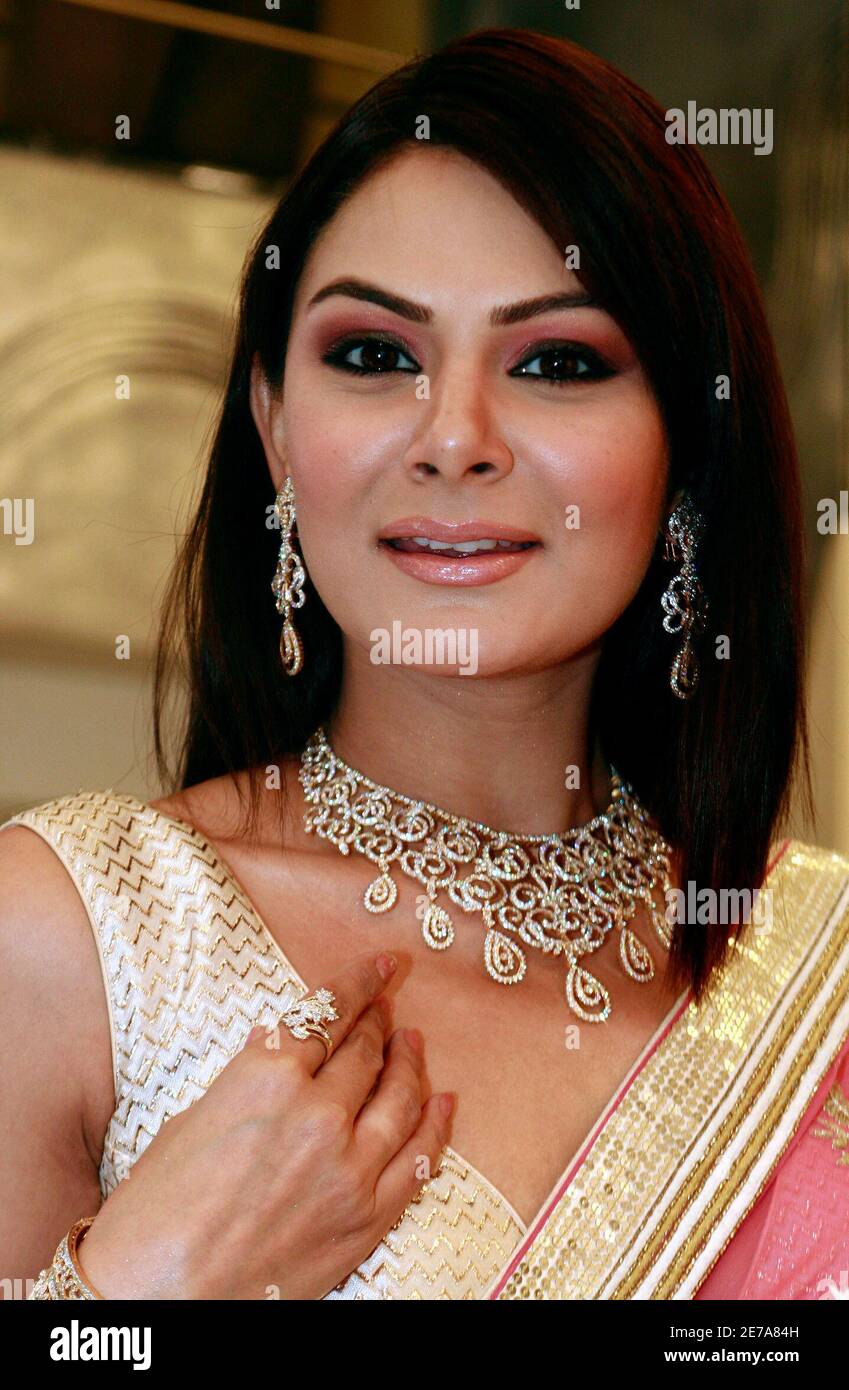 India diamond wearing hi-res stock photography and images - Alamy