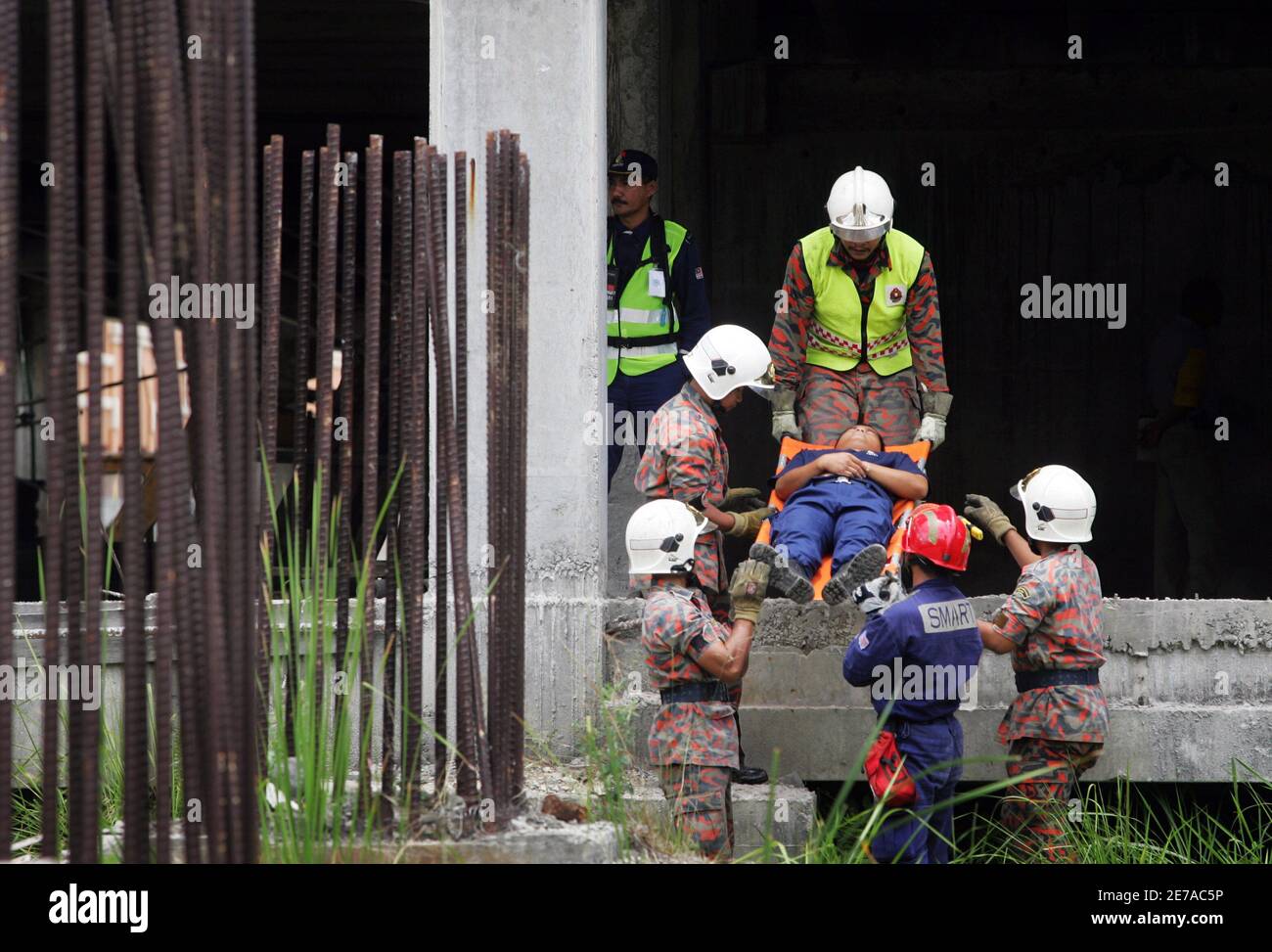Earthquake rescue team search building hi-res stock photography and ...