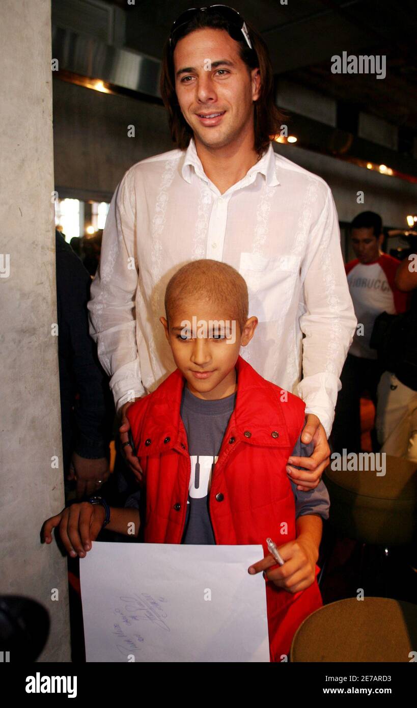 Claudio pizarro peruvian hi-res stock photography and images - Alamy