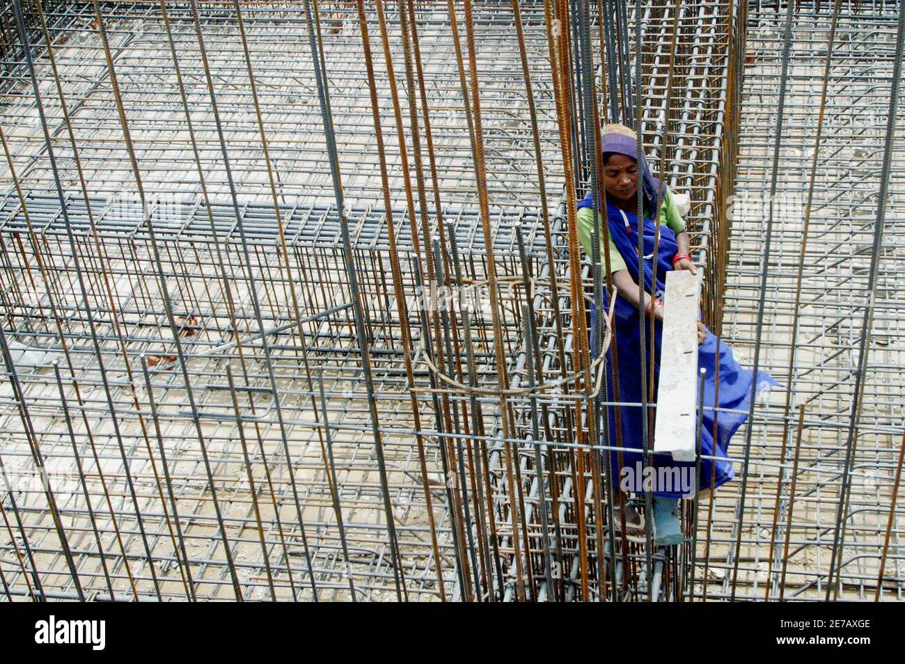 Indian labour works construction site hi-res stock photography and ...