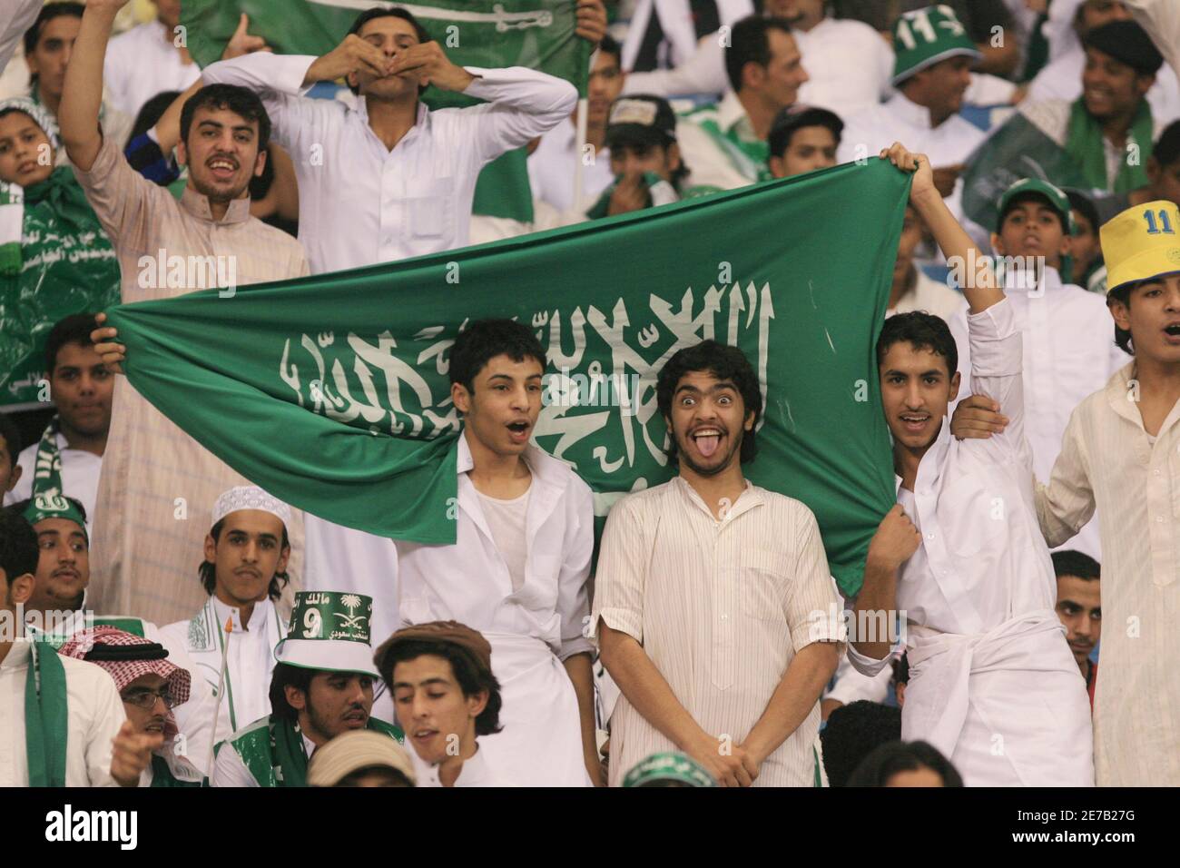 Saudi fans cheer national team hi-res stock photography and images - Alamy