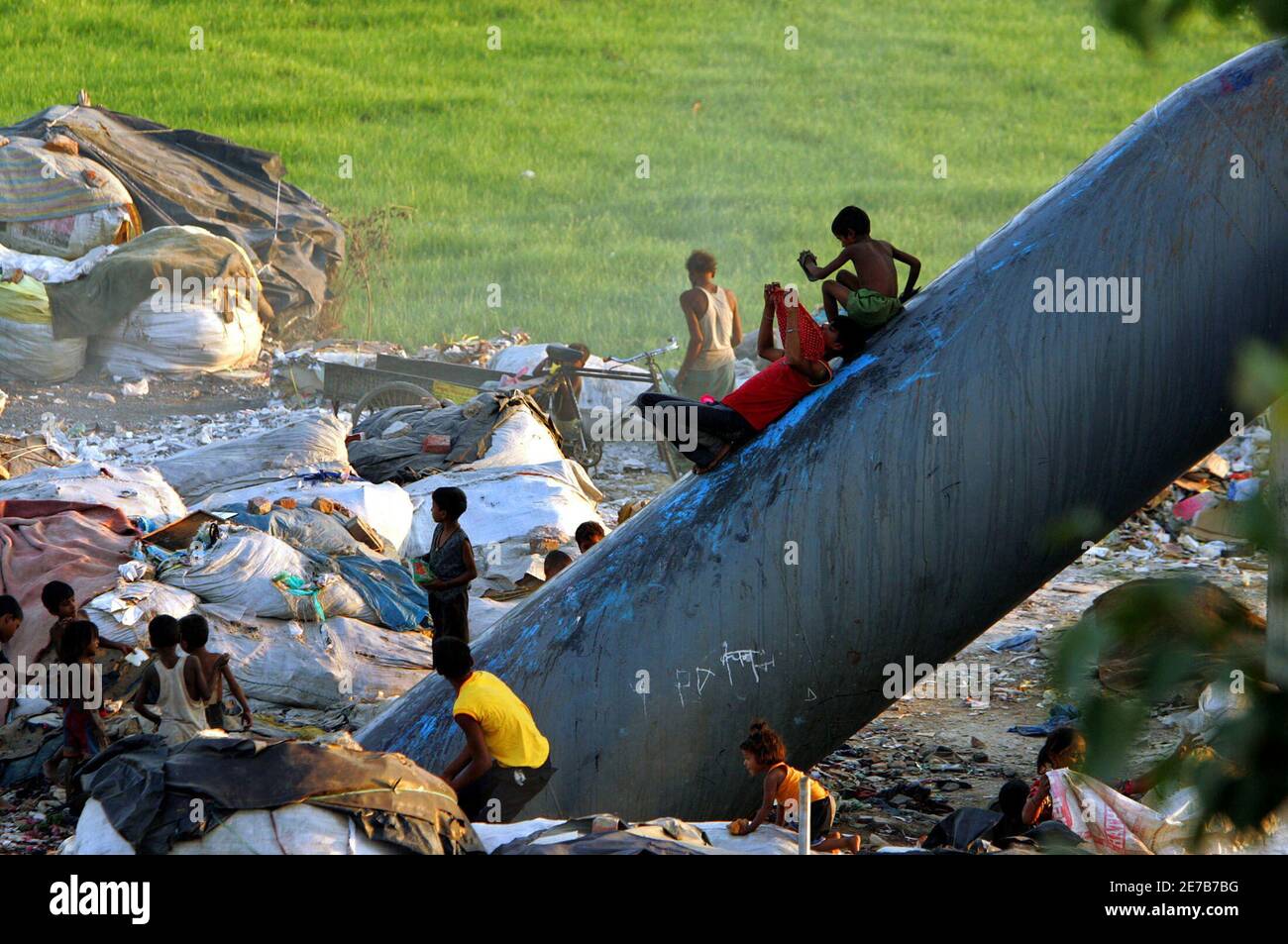 Children from india slums hi-res stock photography and images - Alamy