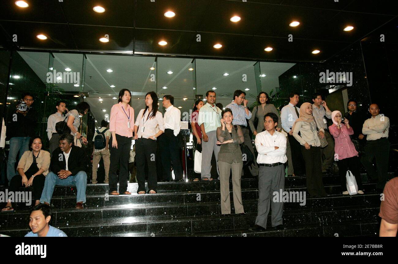 People evacuating building hi-res stock photography and images - Alamy