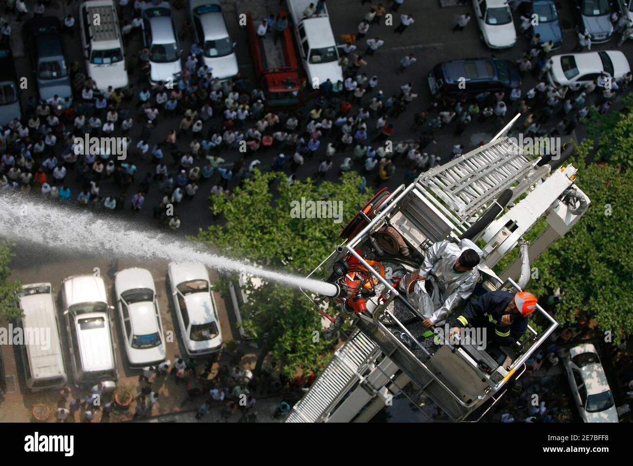 Bangladeshi firefighters hi-res stock photography and images - Alamy