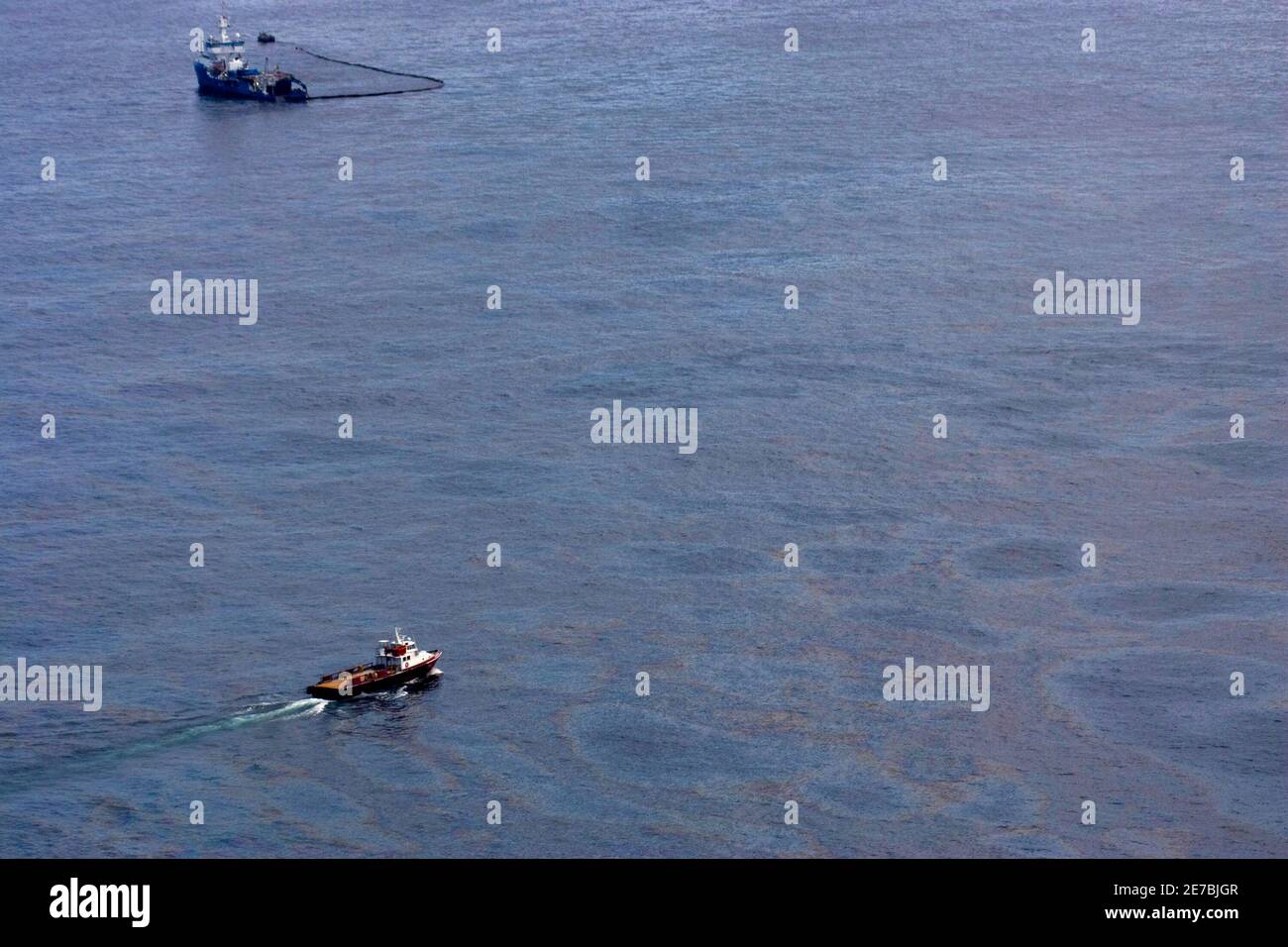 Deepwater horizon oil rig explosion hi-res stock photography and images ...