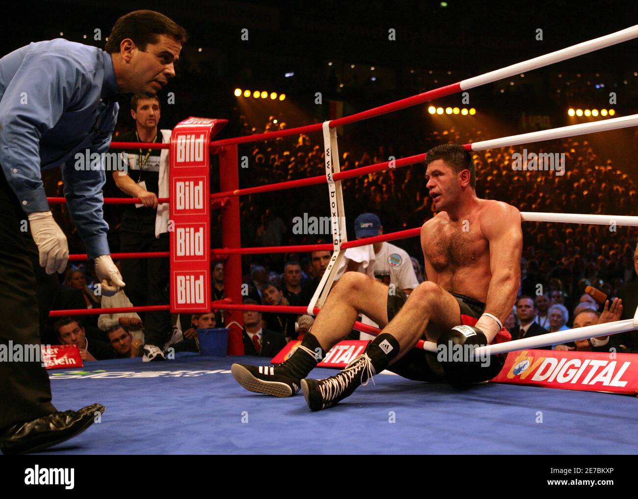 Knocked out boxer hi-res stock photography and images - Alamy