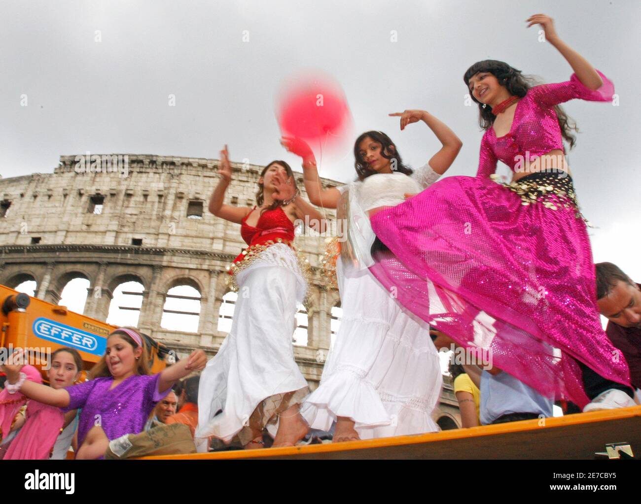 Roma dance hi-res stock photography and images - Alamy