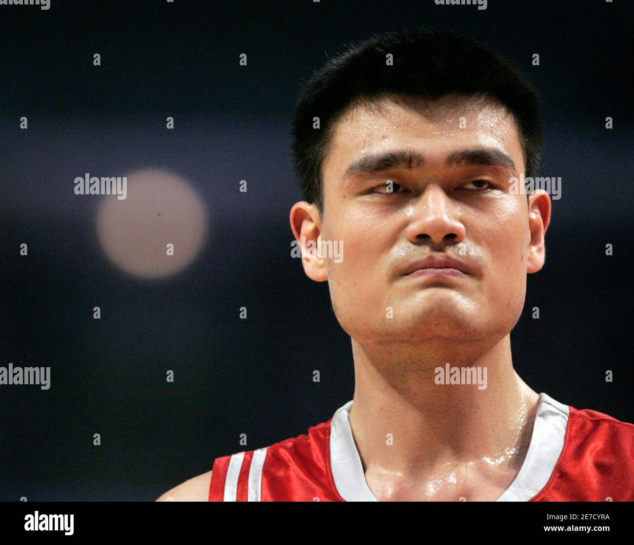 Yao ming playing hi-res stock photography and images - Alamy