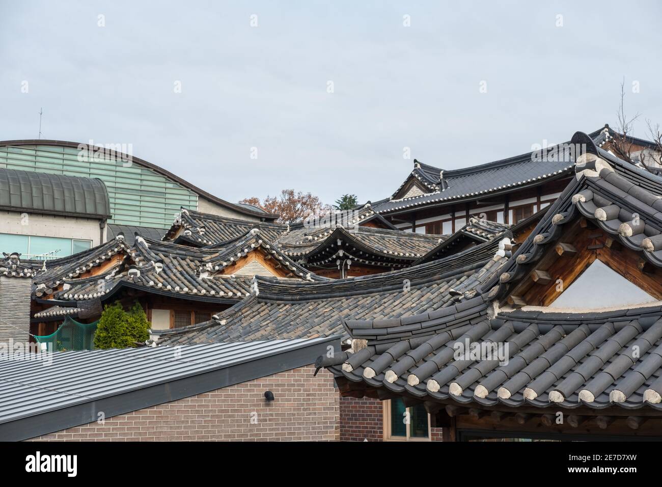 View of Korean traditional building in city of Seoul Stock Photo - Alamy
