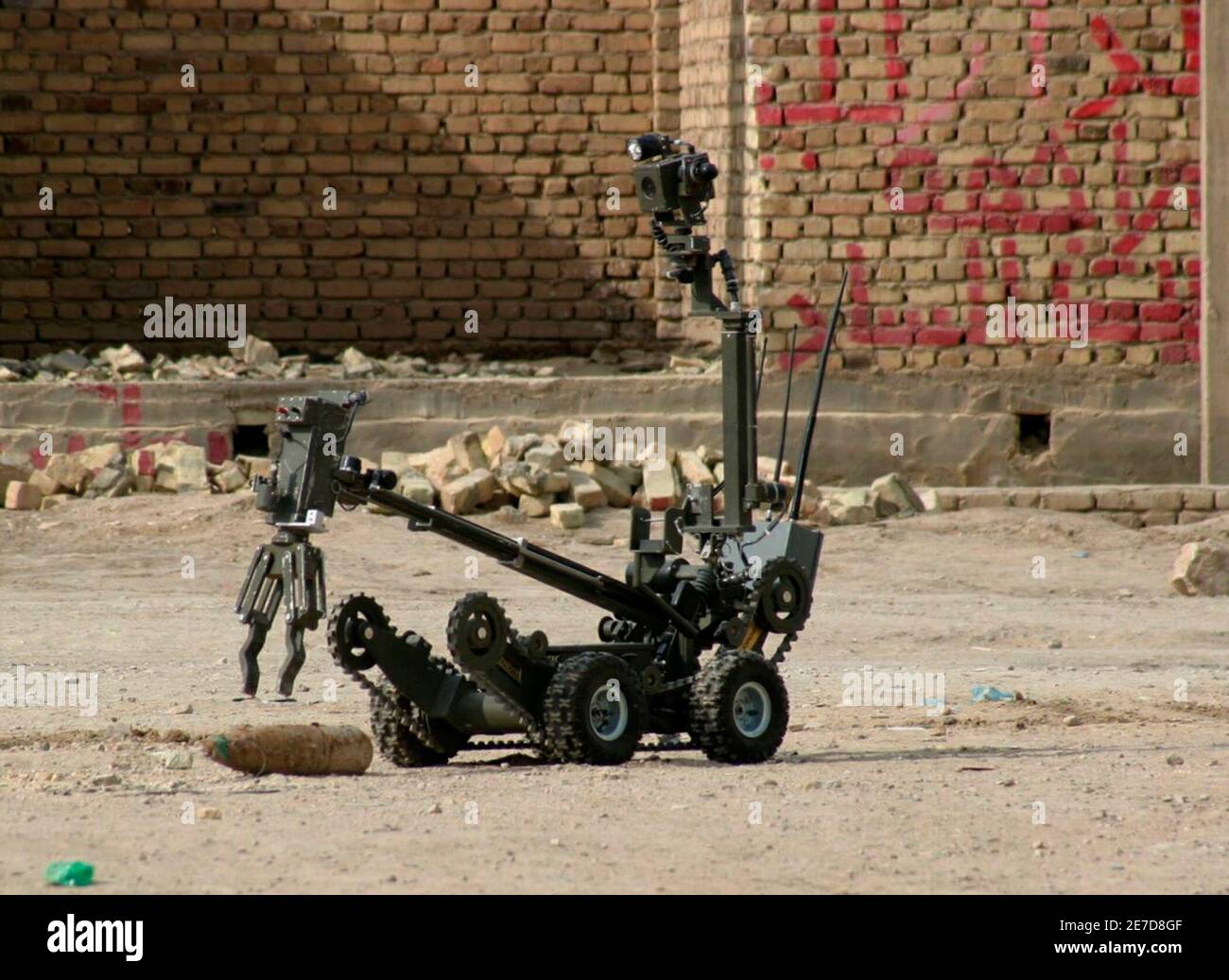 Defusing bombs hi-res stock photography and images - Alamy