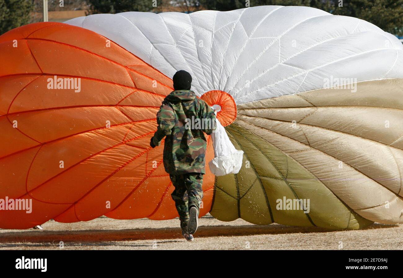 Parachute Training School High Resolution Stock Photography and Images ...