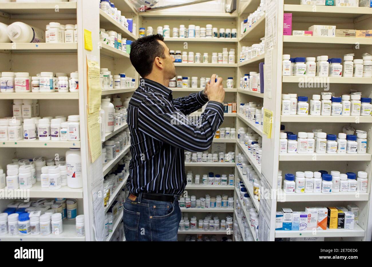 Pharmacist prescription fill hi-res stock photography and images - Alamy