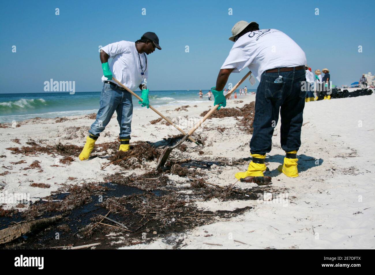 Is still workers on this oil rig hi-res stock photography and images ...