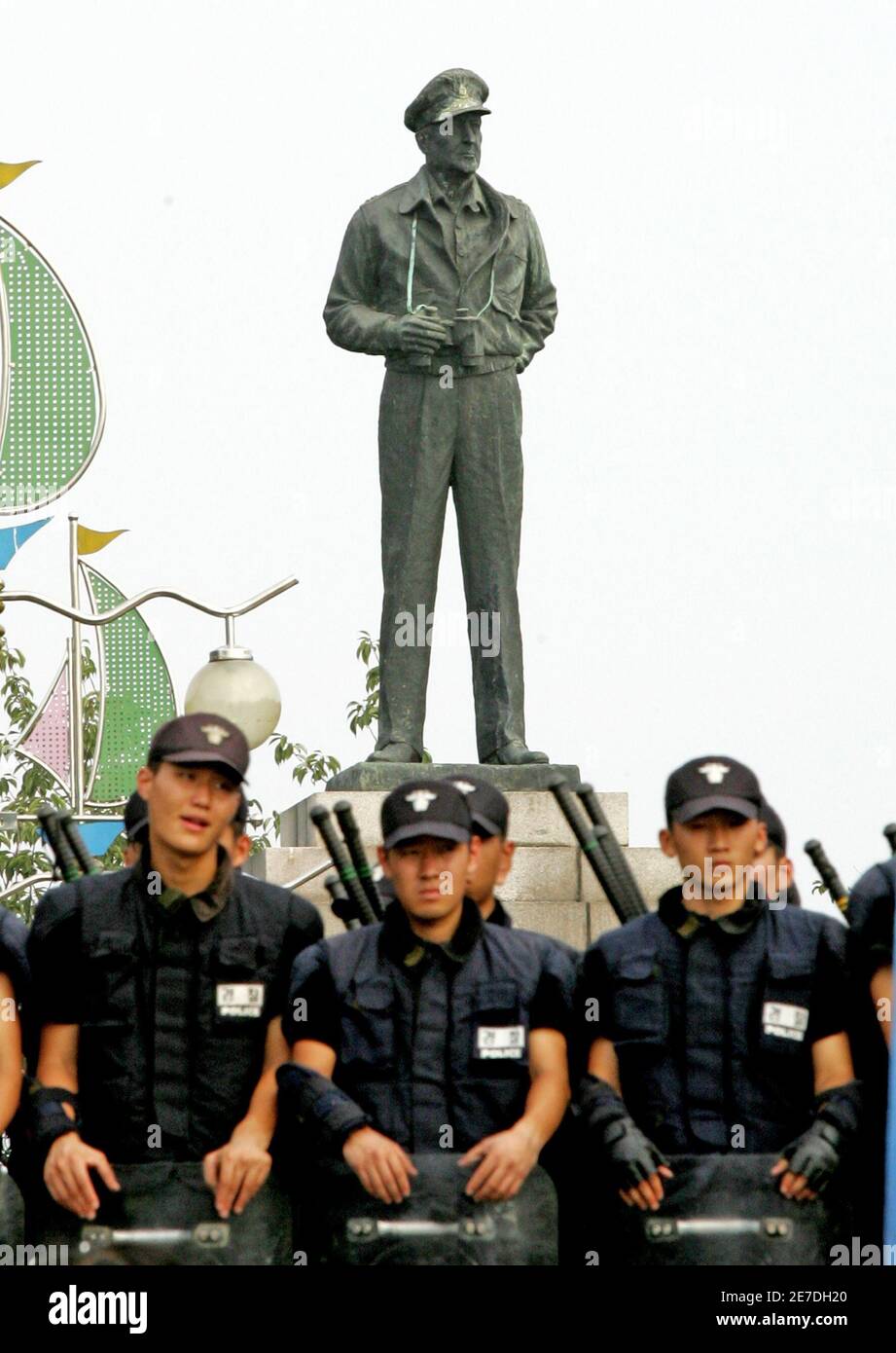 General douglas macarthur statue hi-res stock photography and images ...