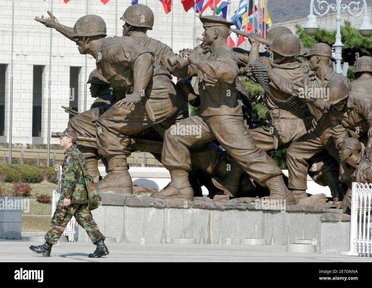 Statues of soldiers hi-res stock photography and images - Alamy