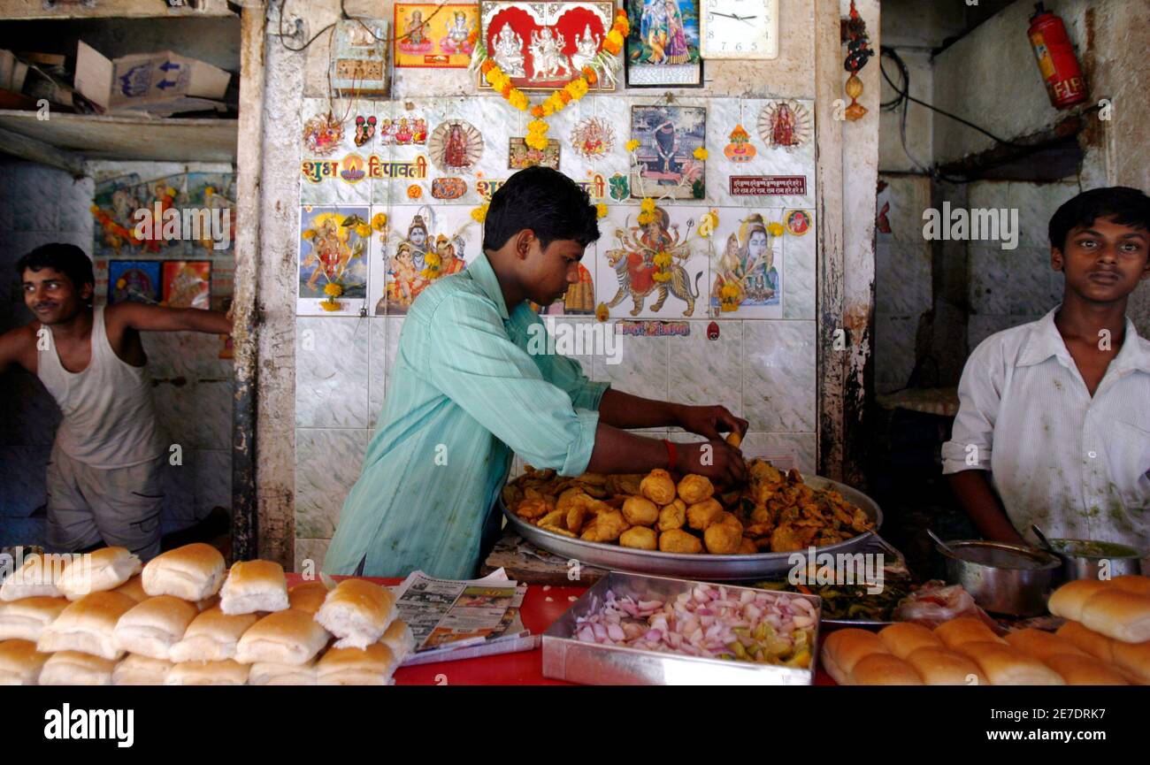 Vada pav street hi-res stock photography and images - Alamy