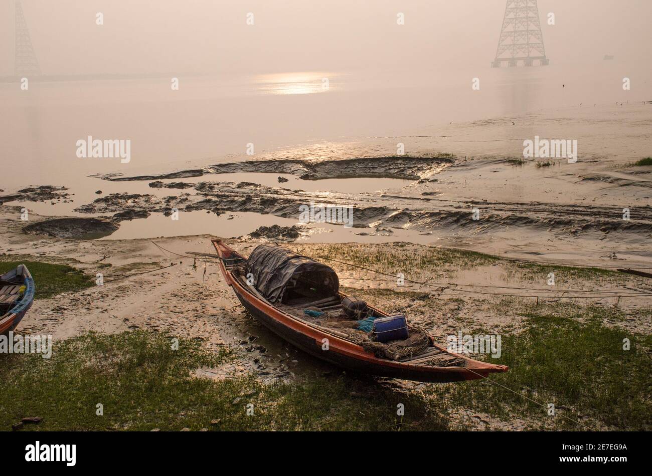 Picture of the winter afternoon at Diamond Harbor. Leaving the horizon ...