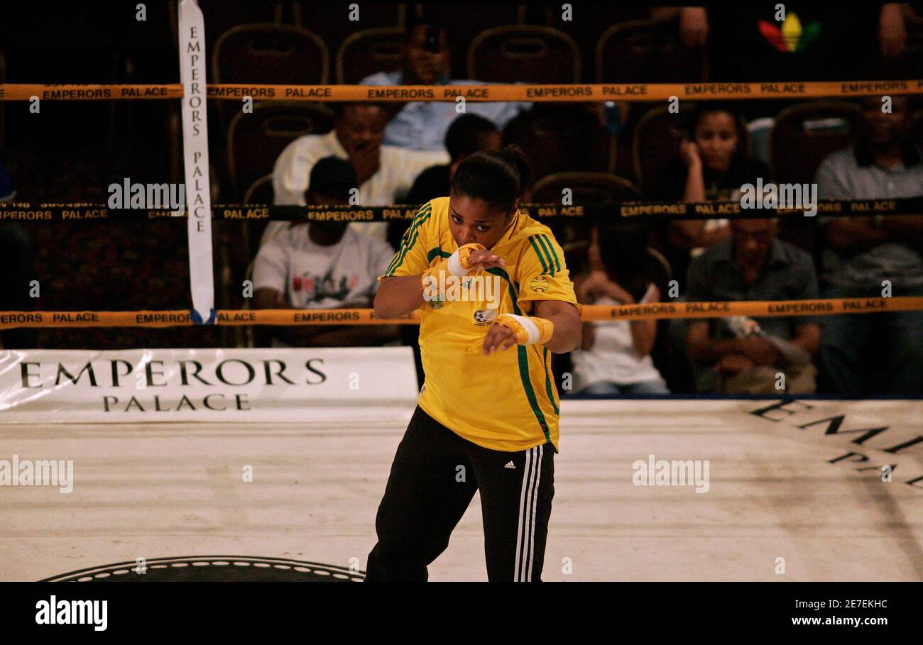 Laila ali boxing ring hi-res stock photography and images - Alamy