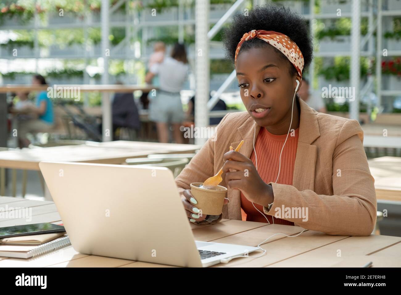Working during lunch desk hi-res stock photography and images - Alamy