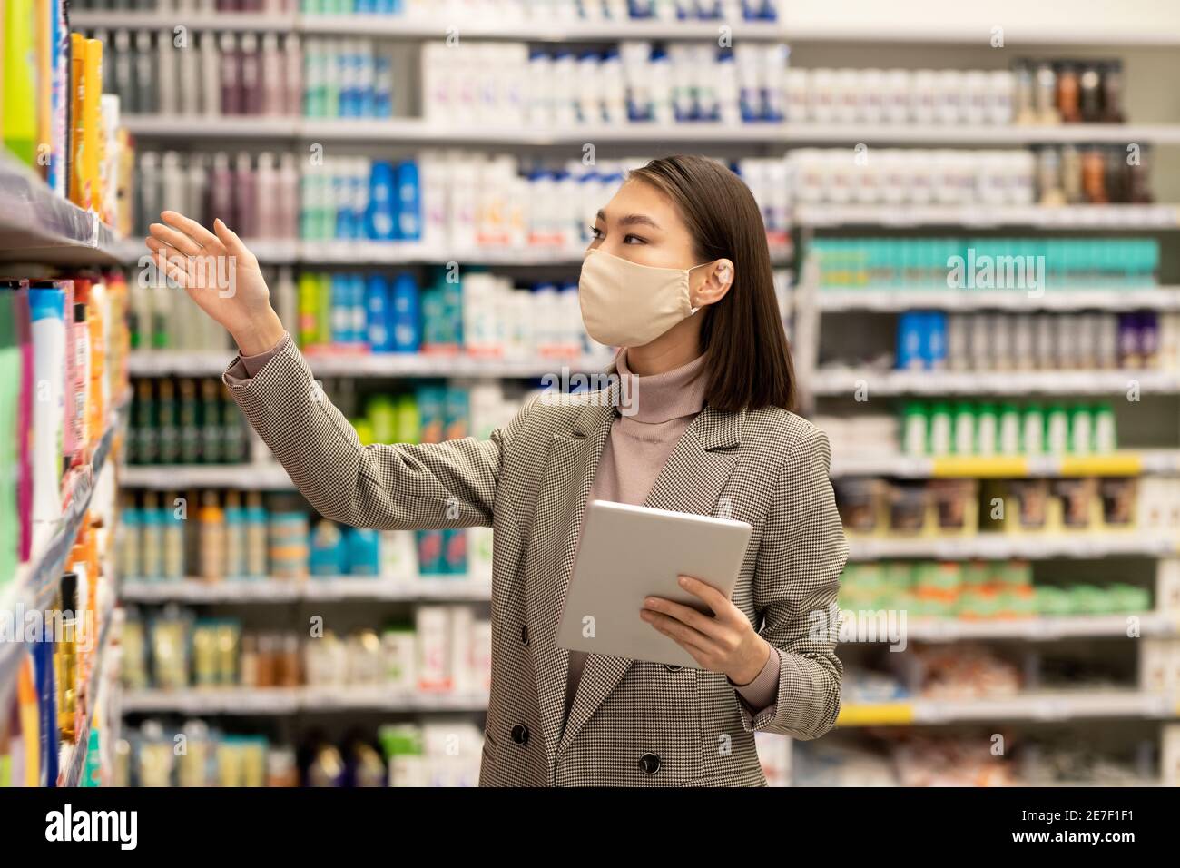 Aisle supermarket asian products hi-res stock photography and images ...