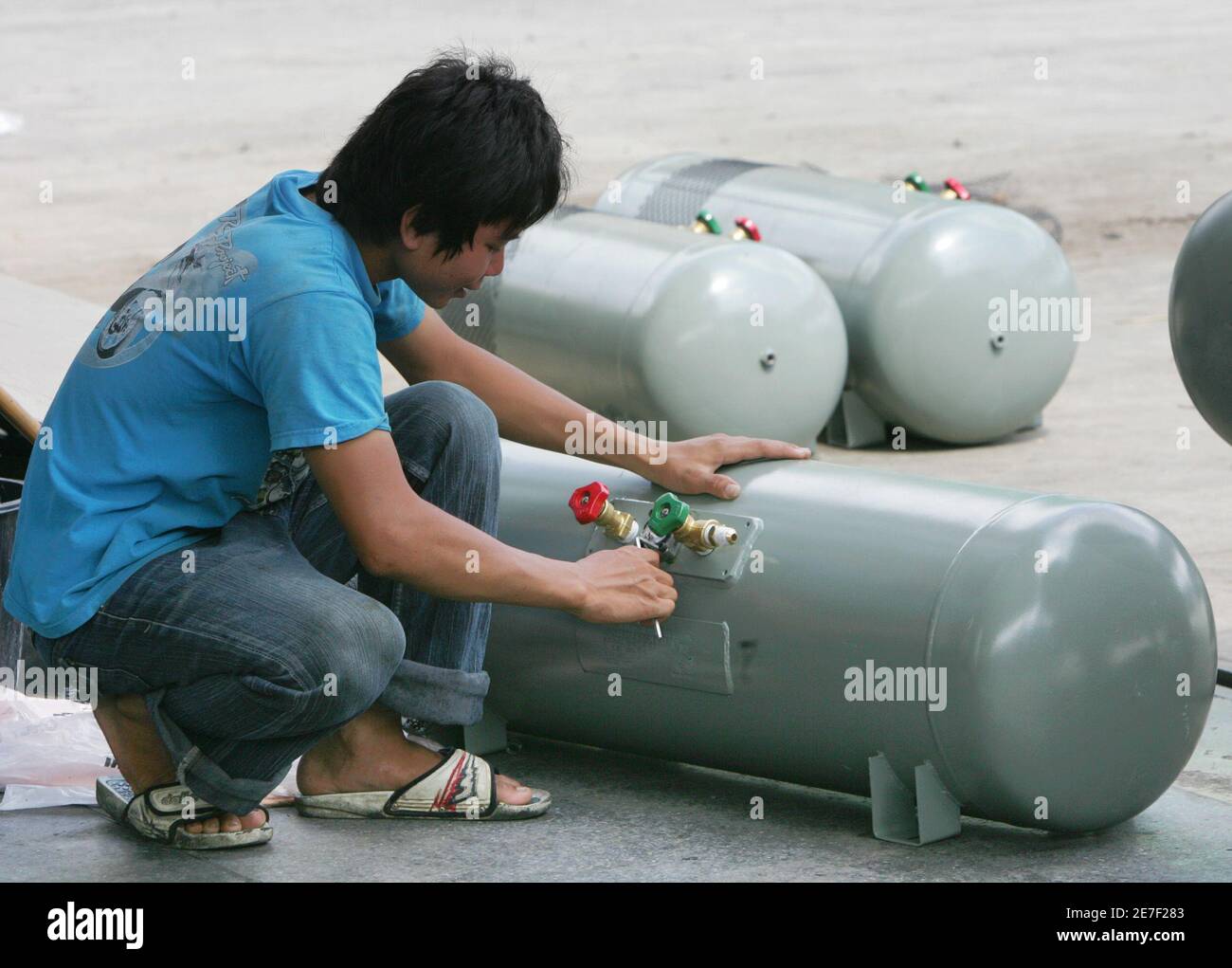 Switching tanks hi-res stock photography and images - Alamy