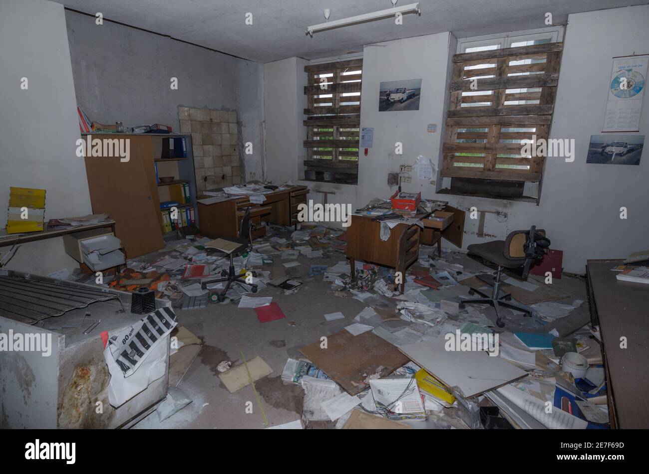Abandoned destroyed office room Stock Photo - Alamy