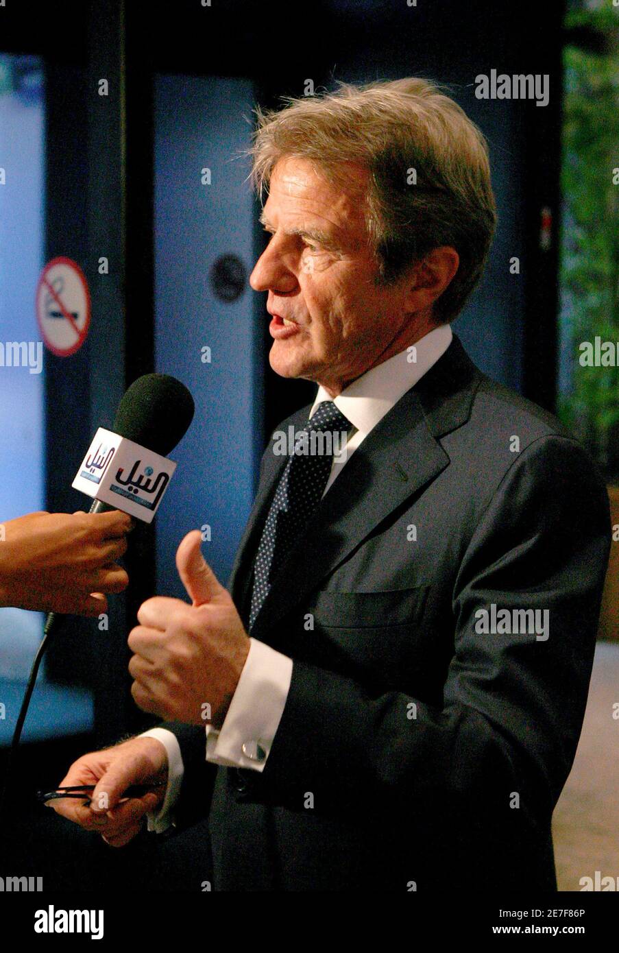 Doorstep interview hi-res stock photography and images - Alamy