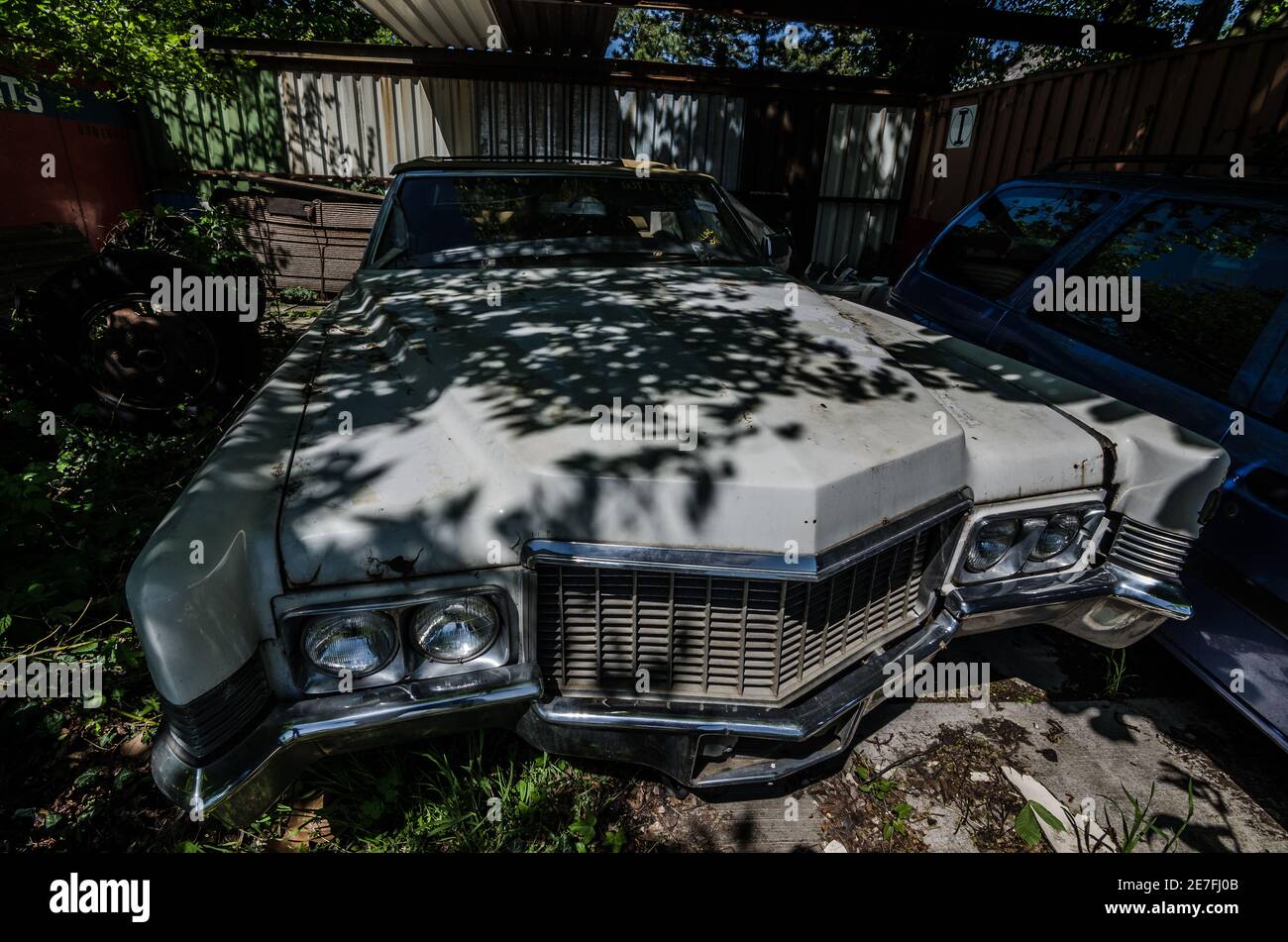 old forgotten rusty us car Stock Photo - Alamy