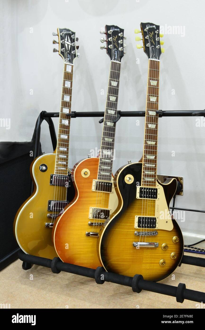 Gibson Les Paul guitars in a rack Stock Photo - Alamy