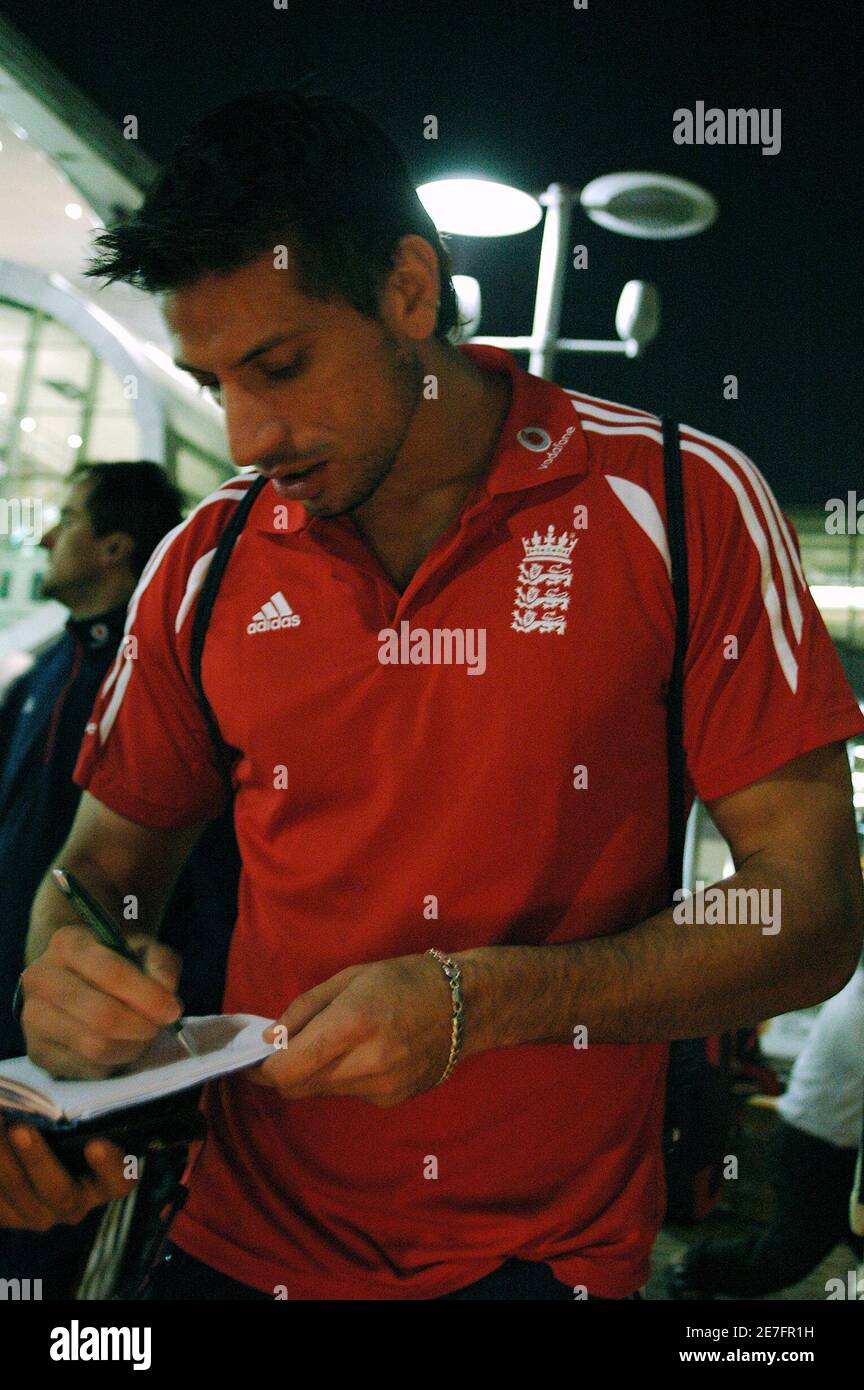 Cricket england team arrives airport hi-res stock photography and ...