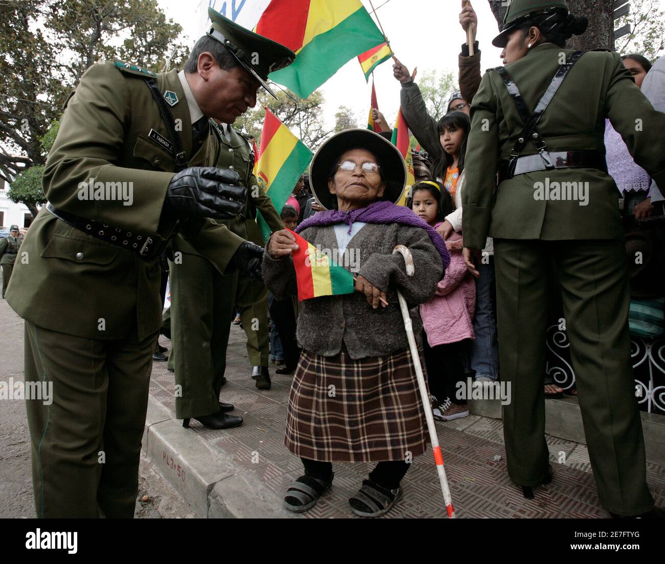 Bolivian police in uniform hi-res stock photography and images - Alamy