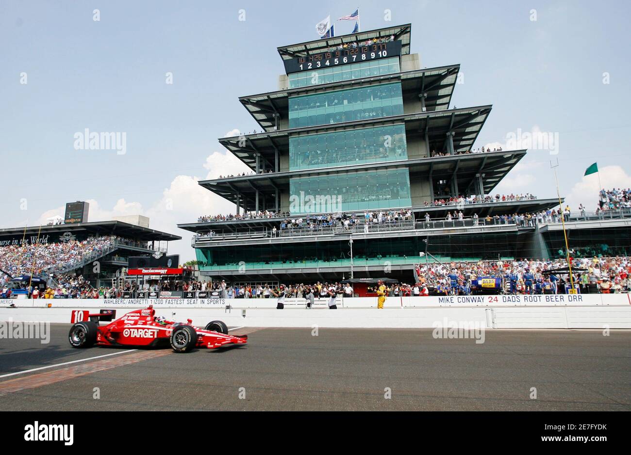 Indy 500 finish line hi-res stock photography and images - Alamy