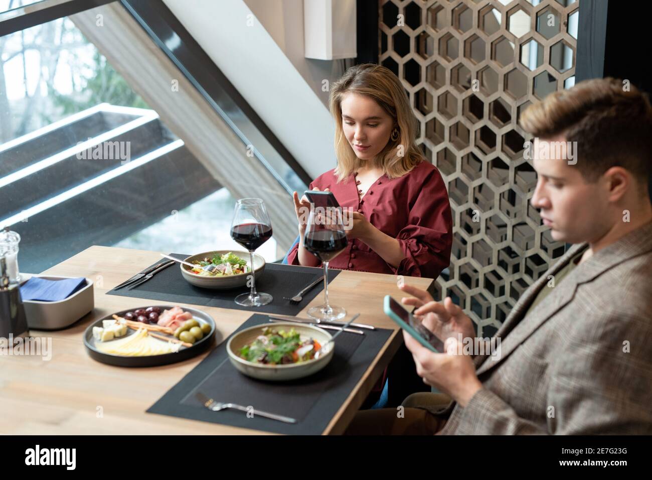 Scrolling while eating hi-res stock photography and images - Alamy
