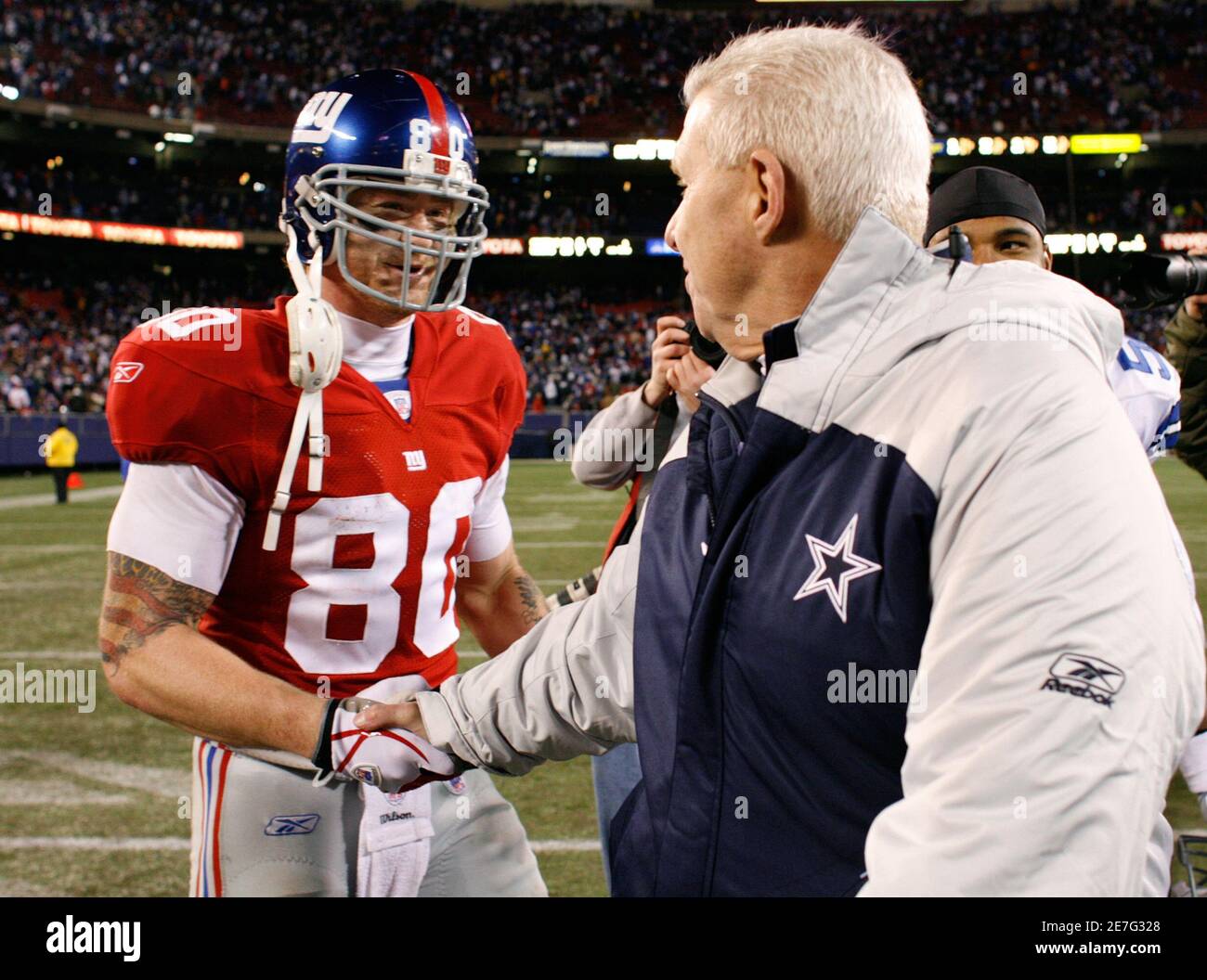 Hands on head football hi-res stock photography and images - Alamy