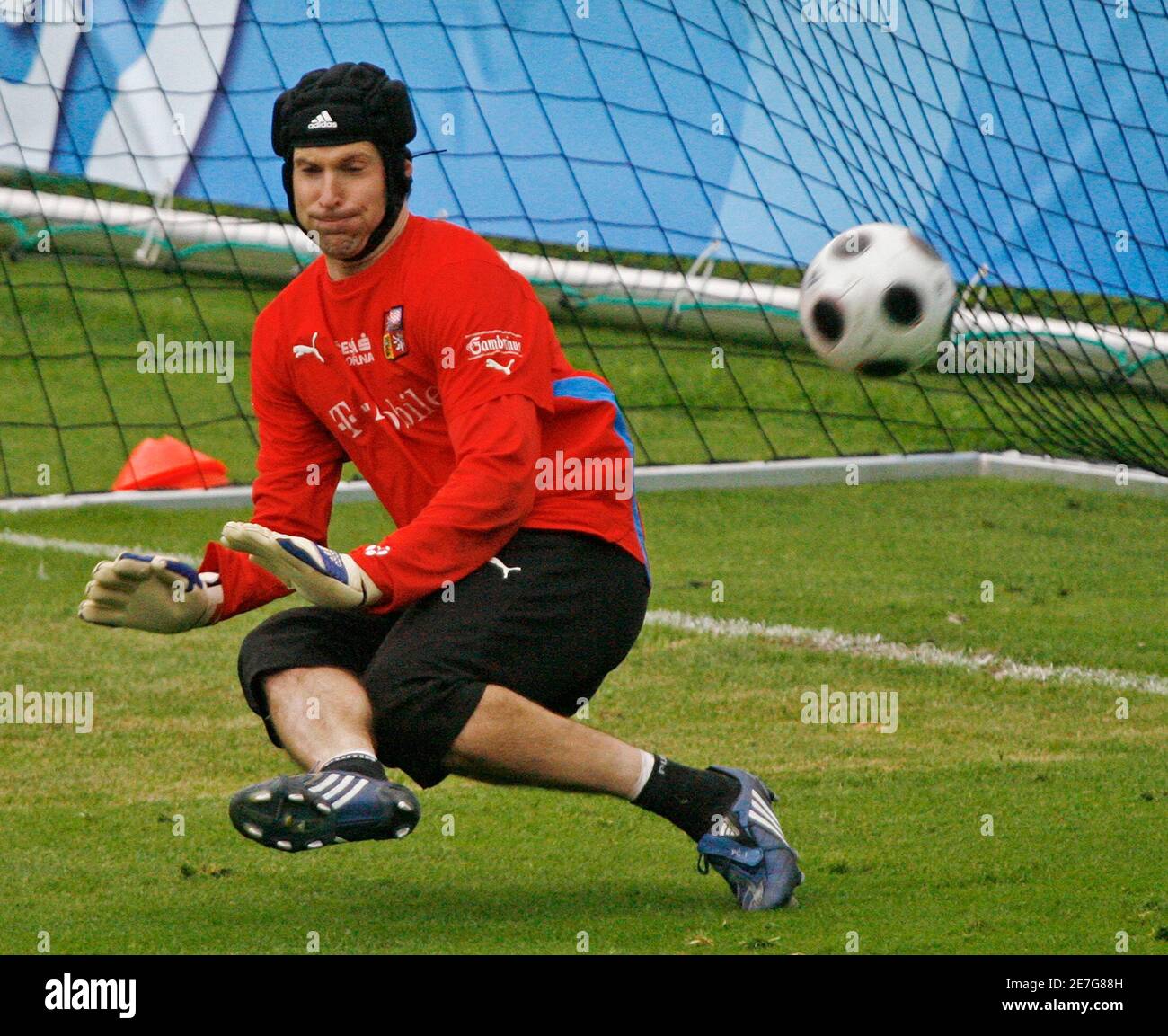 Petr cech save hi-res stock photography and images - Alamy