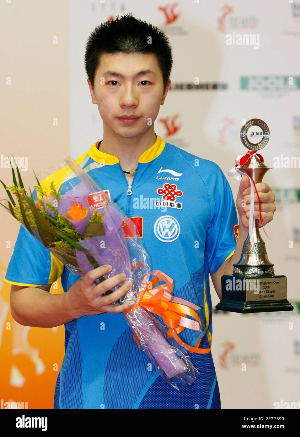 Chinas ma long poses trophy hi-res stock photography and images - Alamy