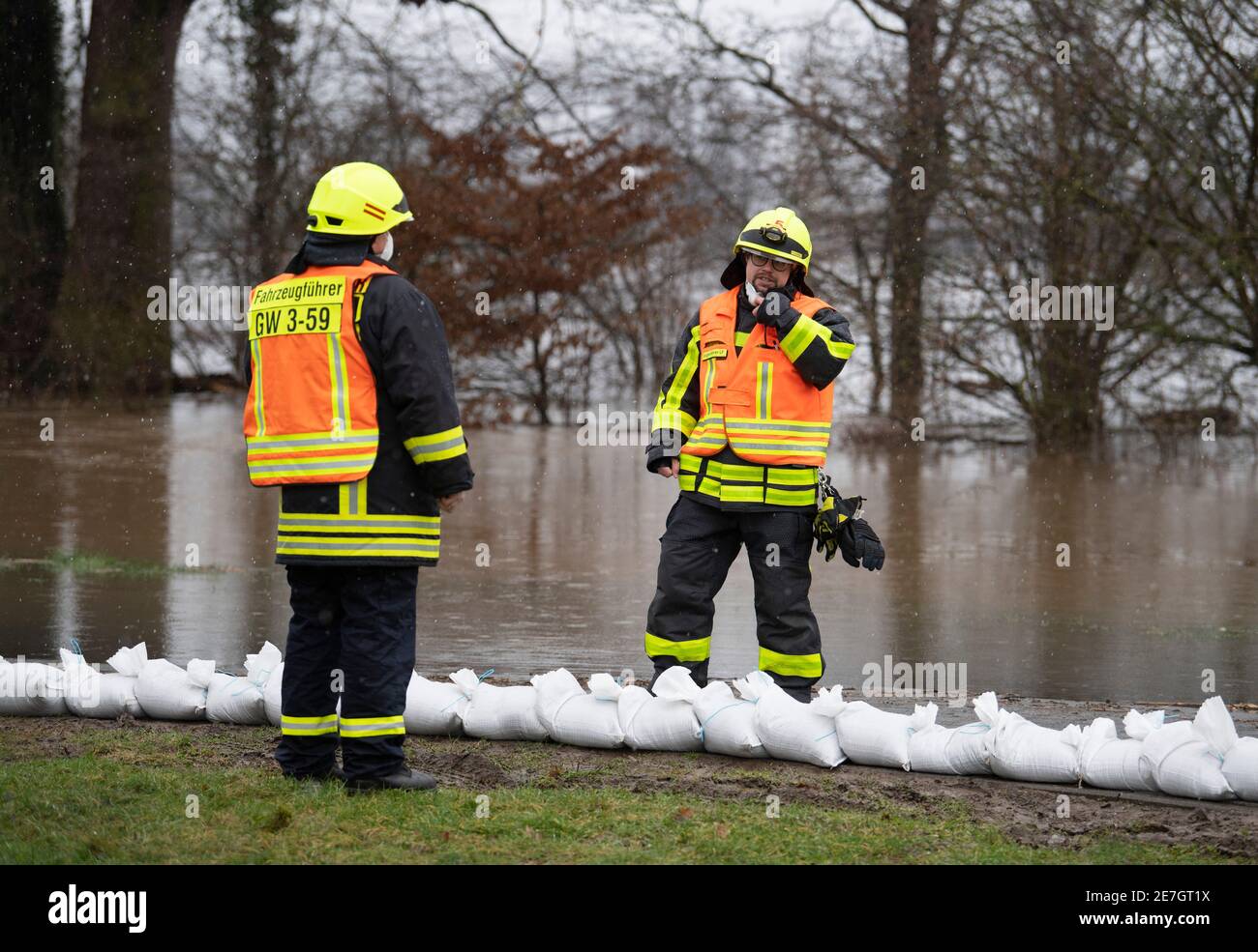 Lindheim, Germany. 30th Jan, 2021. Firefighters pile up sandbags to ...