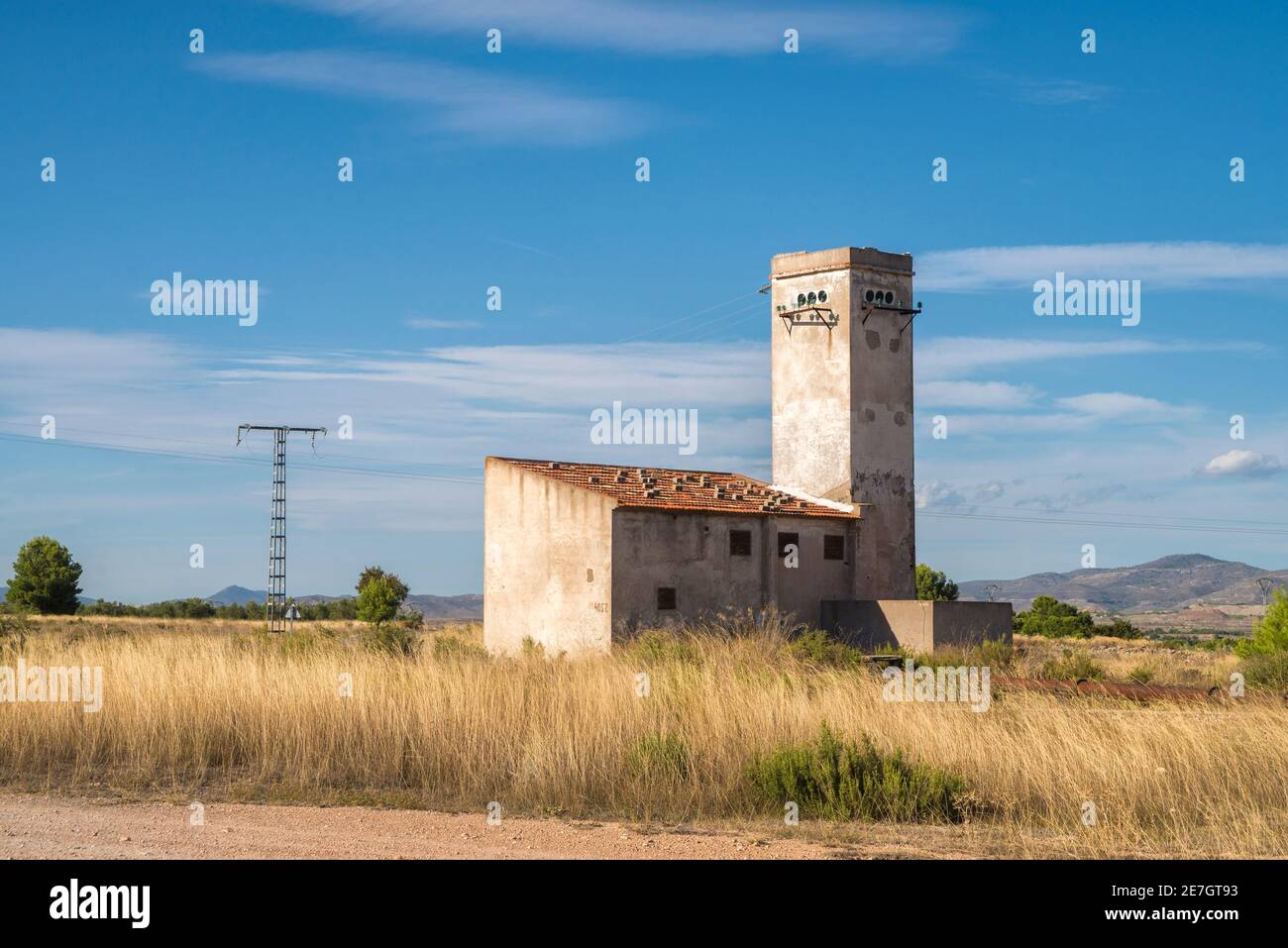 Empty building in the countryside Stock Photo - Alamy