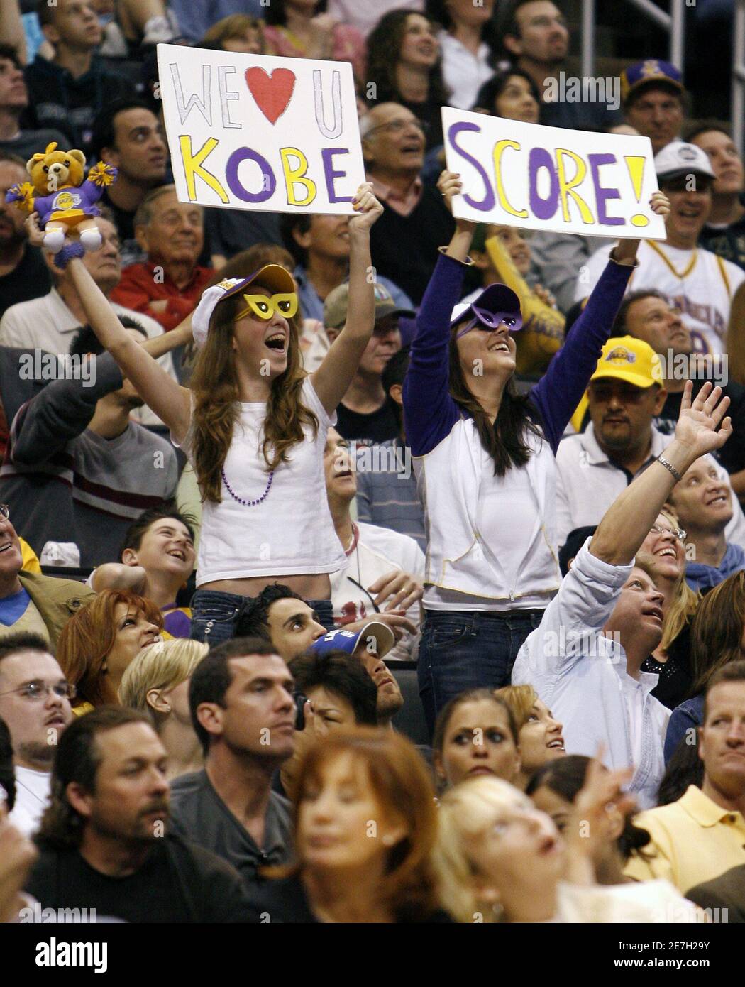 Los angeles lakers fans cheer hi-res stock photography and images - Alamy