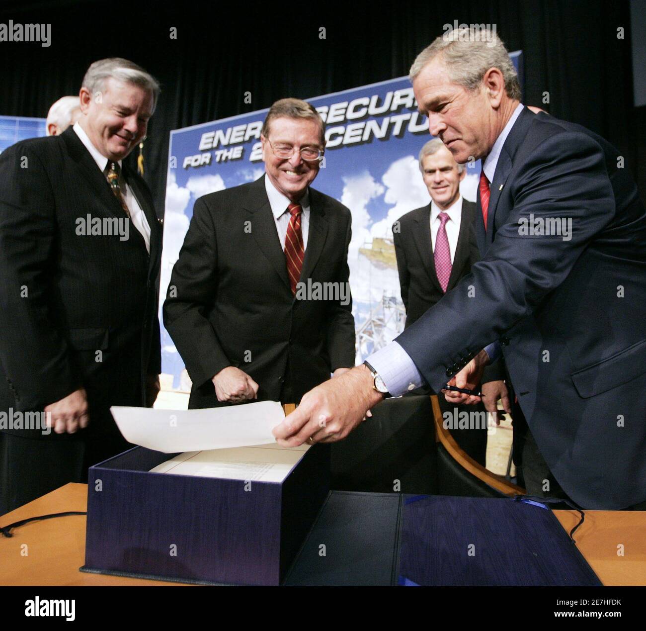 Energy policy act bush hi-res stock photography and images - Alamy