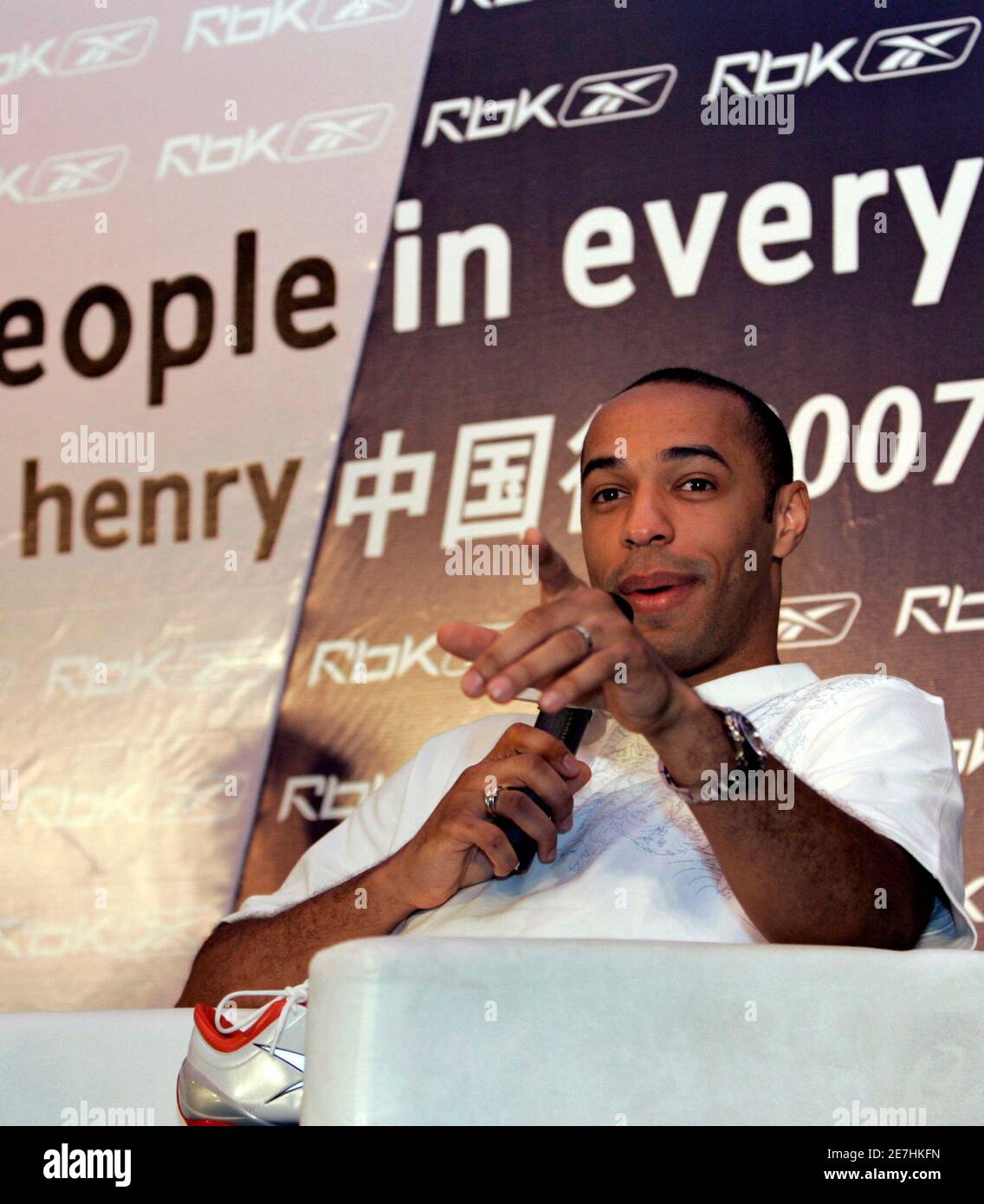 Arsenal soccer star thierry henry hi-res stock photography and images ...