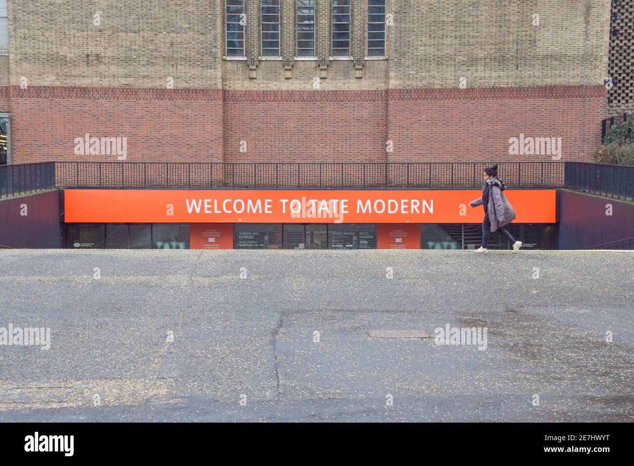 Tower of london welcome centre hi-res stock photography and images - Alamy