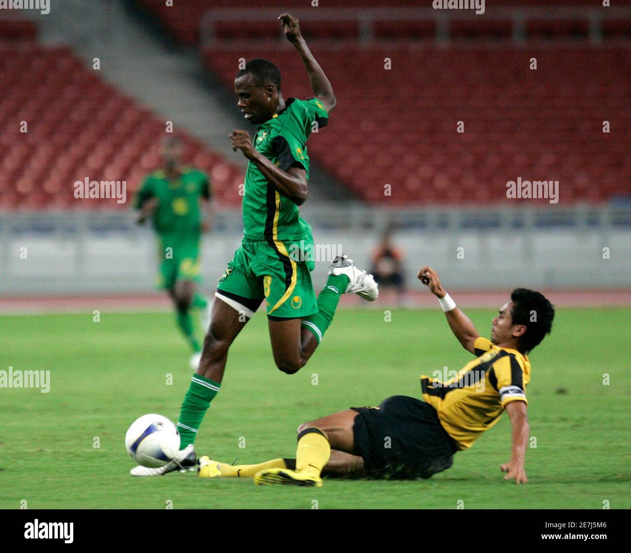 L dribbles past hi-res stock photography and images - Alamy