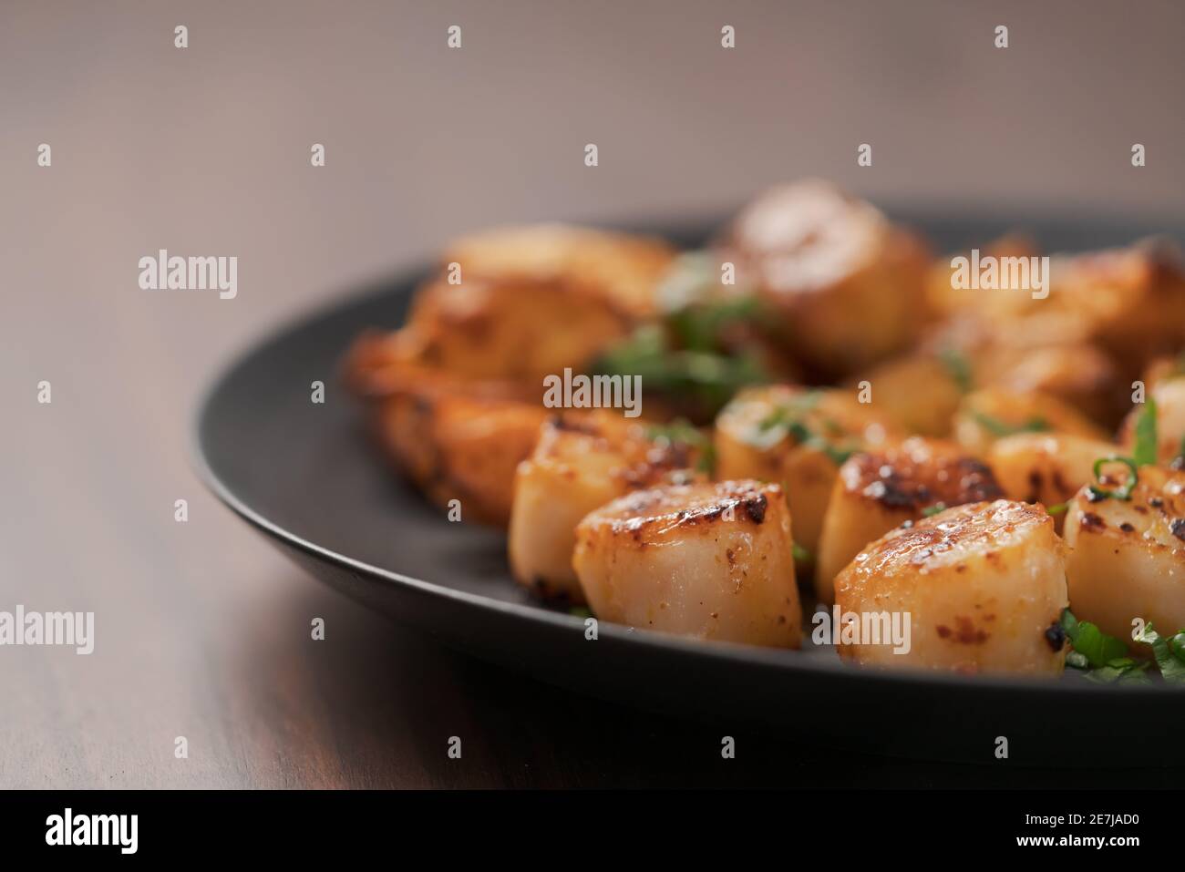 Pan fried scallops on plate hi-res stock photography and images - Alamy